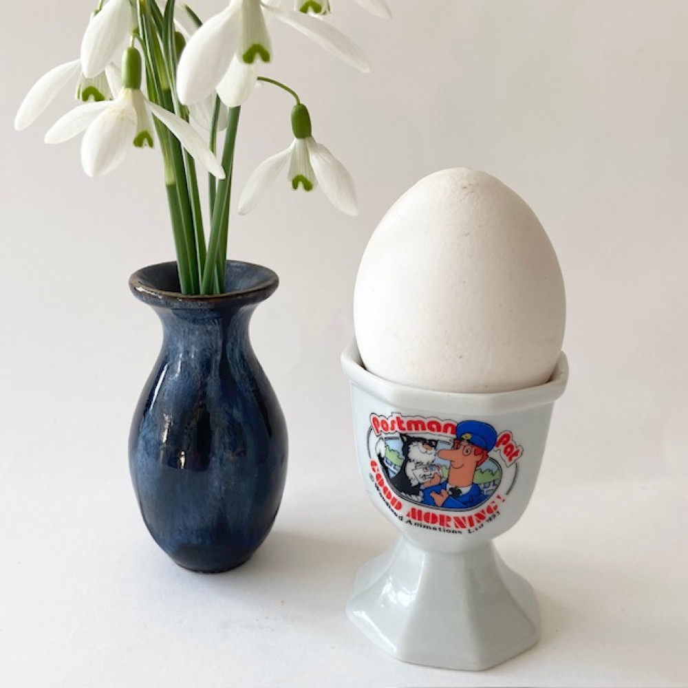 Et sjovt og anderledes æggebæger med Postman Per , med sin lille fine ...